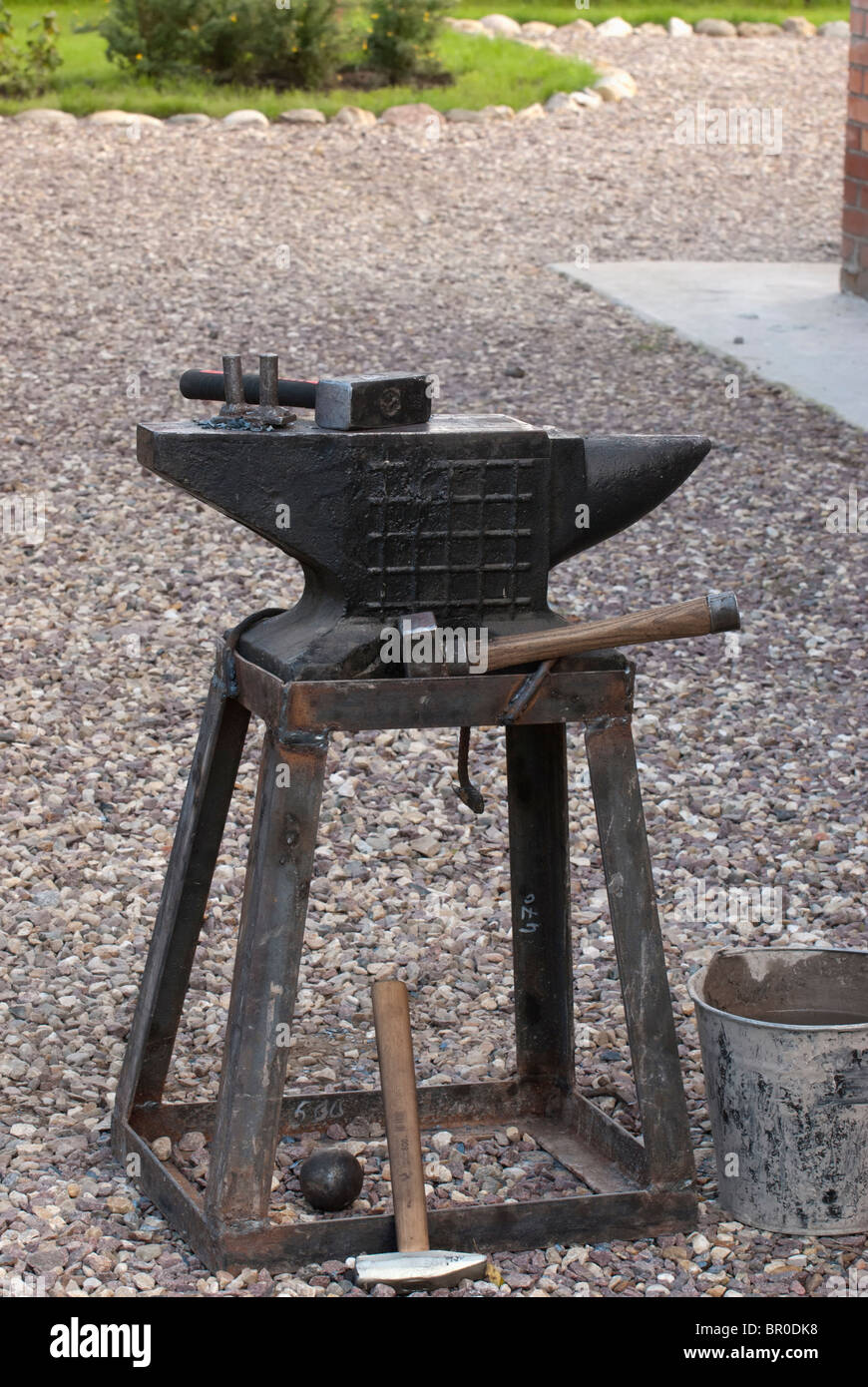 Black anvil hi-res stock photography and images - Alamy