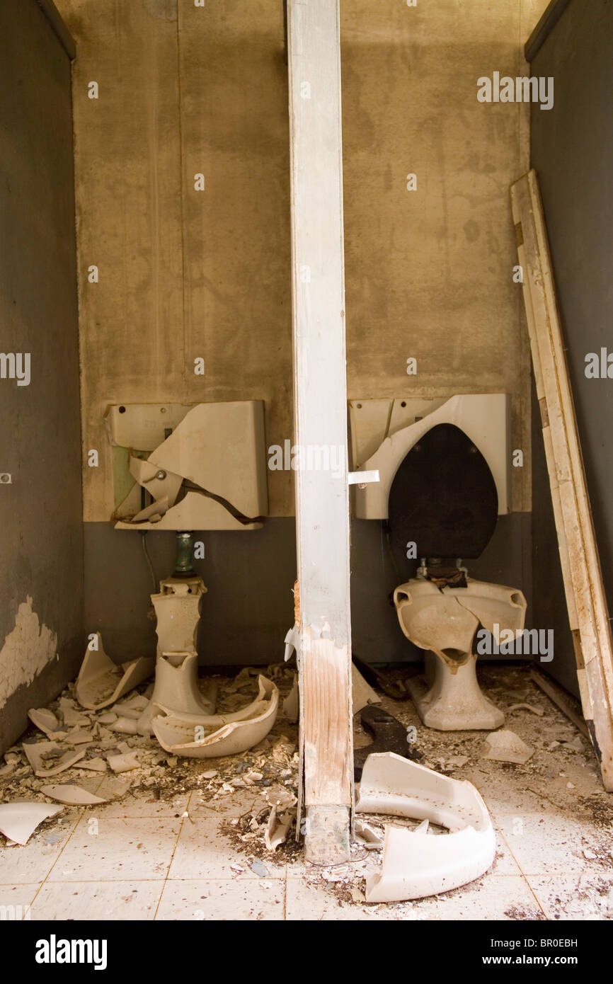 Broken Toilets Stock Photos & Broken Toilets Stock Images - Alamy