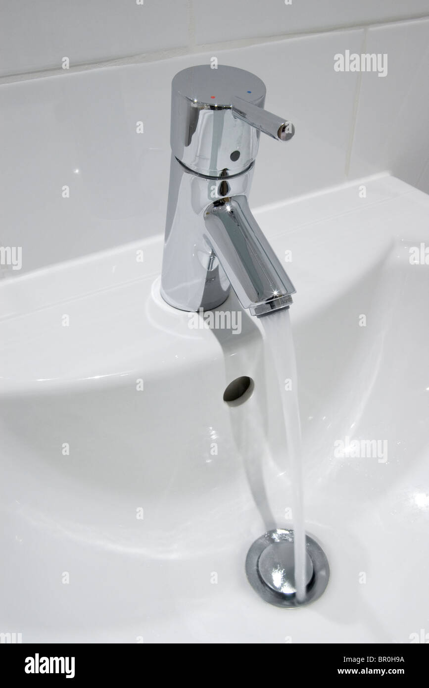 Running water tap black and white hi-res stock photography and images ...