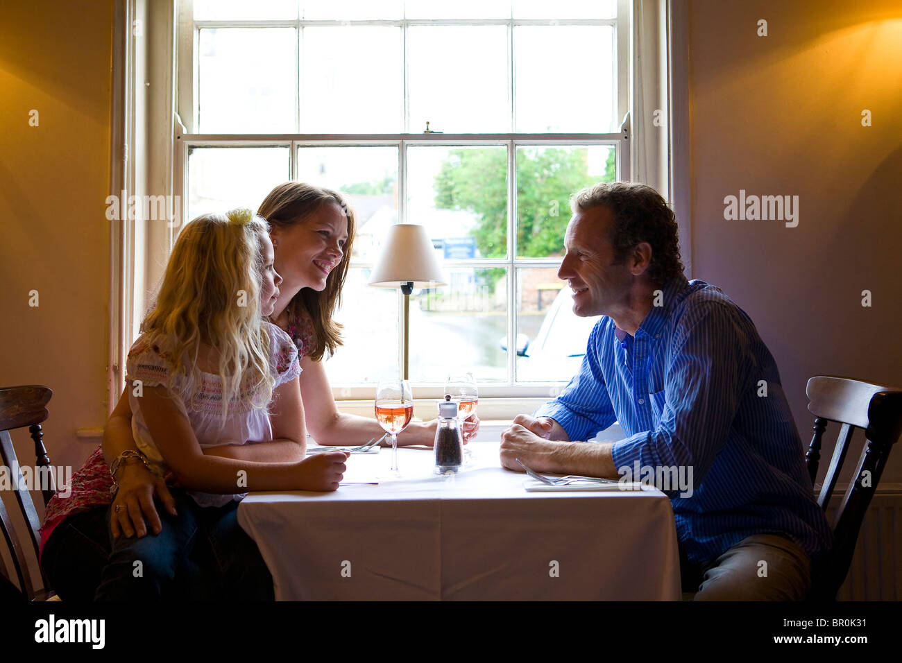 Eating pub family hi-res stock photography and images - Alamy