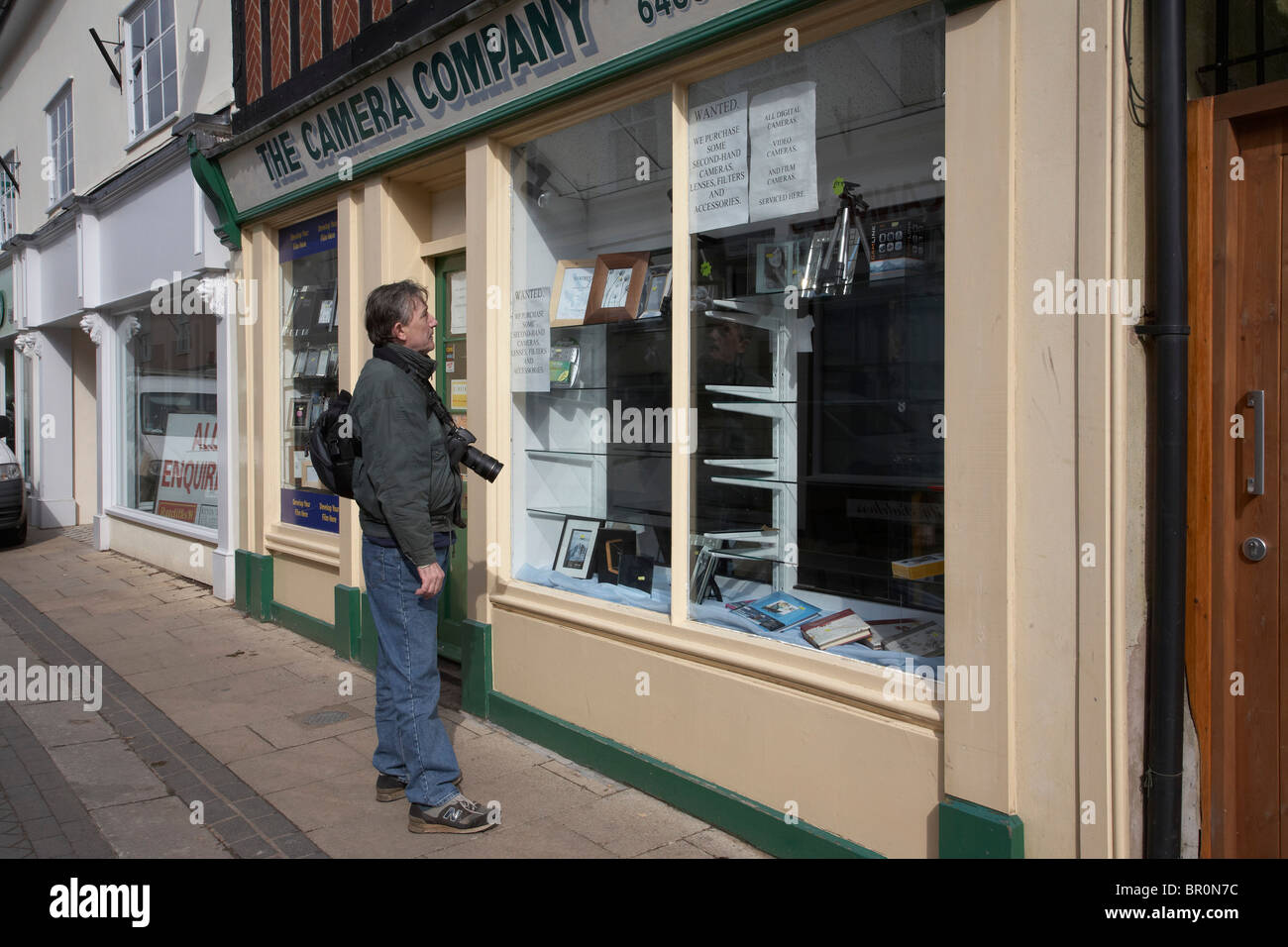 Man photographer camera shop window hi-res stock photography and images ...
