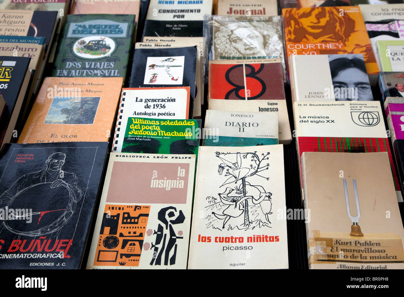 Spanish bookstore hi-res stock photography and images - Alamy