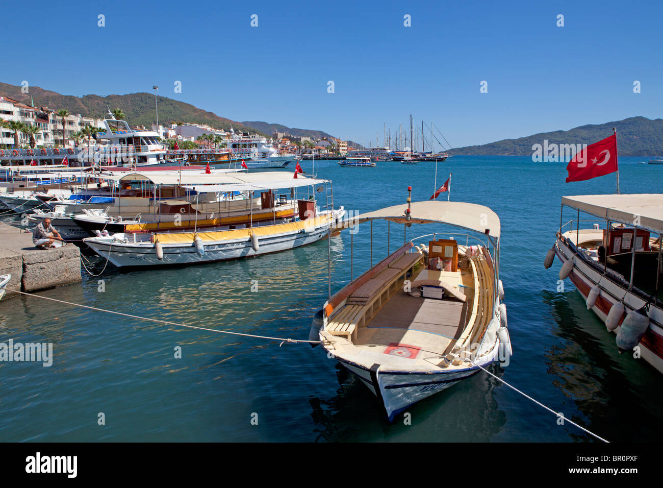 Excursion boats hi-res stock photography and images - Alamy