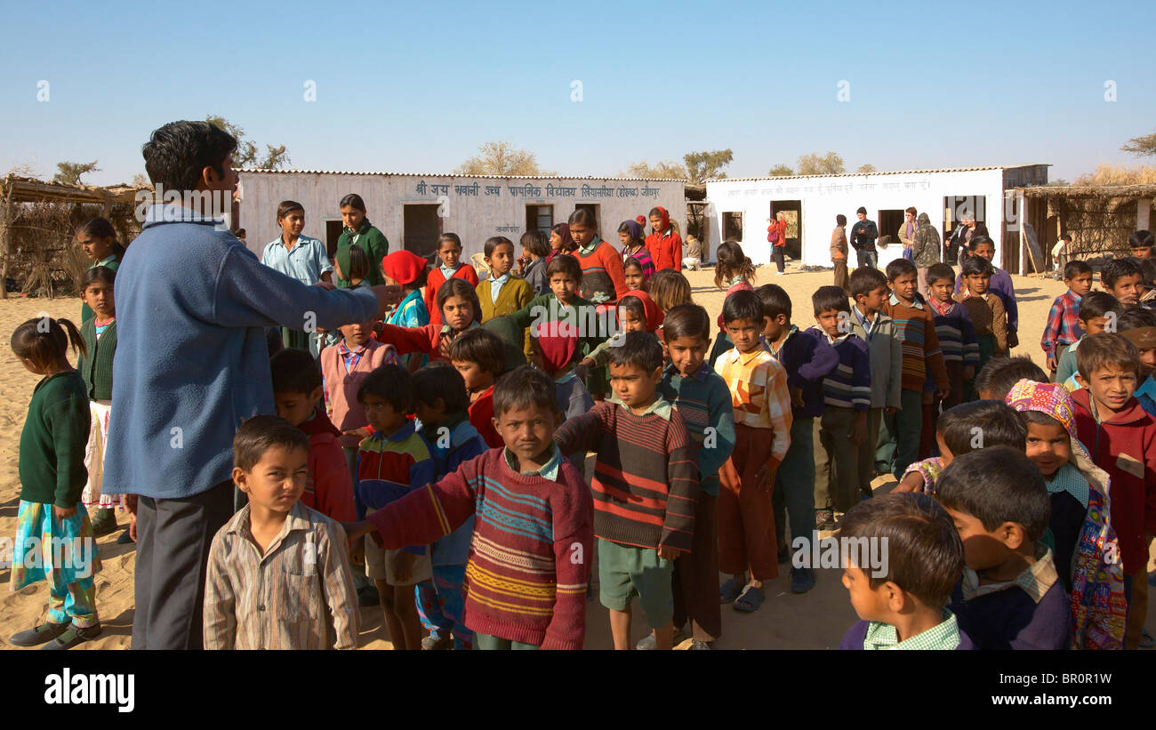 Children line up school hi-res stock photography and images - Alamy