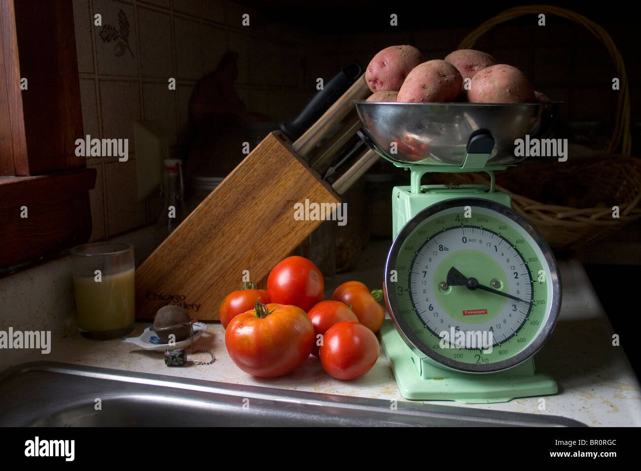Potatoes on scale hi-res stock photography and images - Alamy