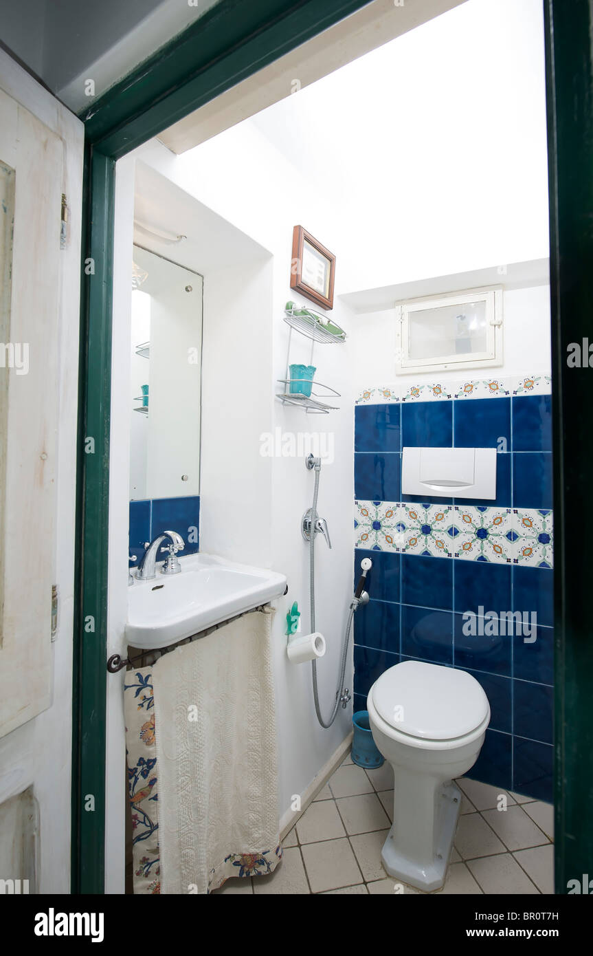 Small bathroom room hi-res stock photography and images - Alamy
