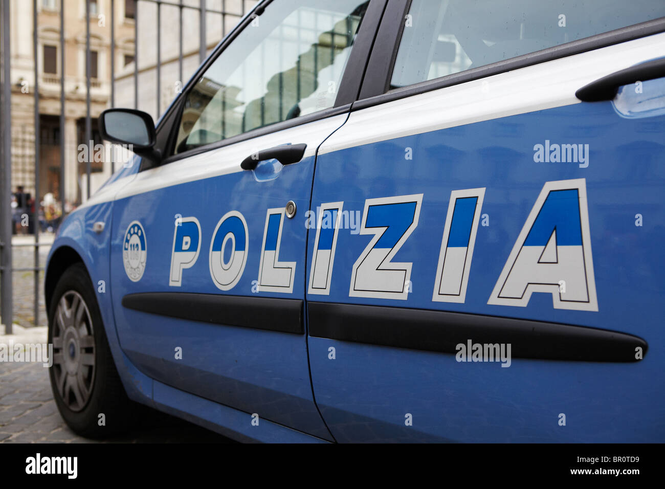 Italian police car at Palazzo Montecitorio Rome, Italy Stock Photo - Alamy