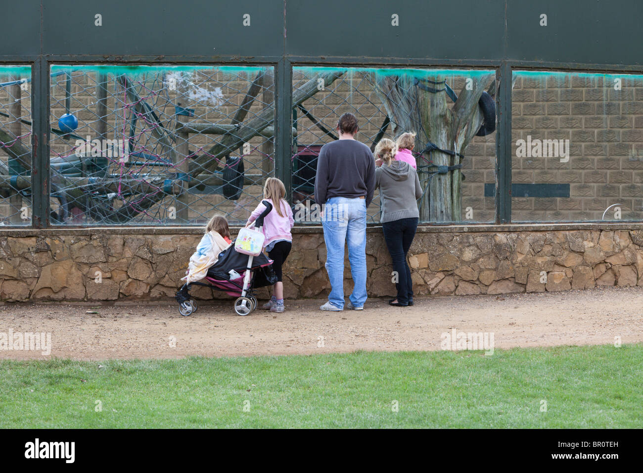 Family day out zoo hi-res stock photography and images - Alamy