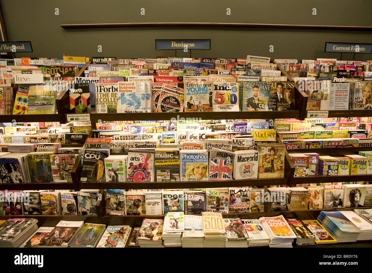 Magazine stand hi-res stock photography and images - Alamy