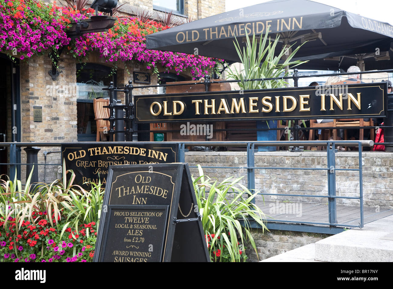 Old thameside inn hi-res stock photography and images - Alamy