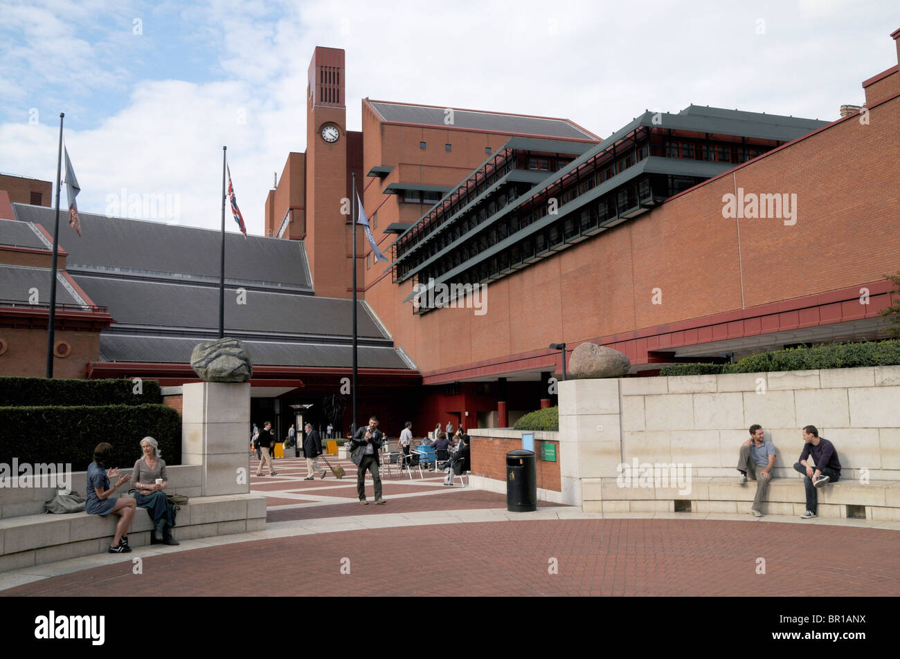 VISITORS TO THE BRITISH LIBRARY IN LONDON UK Stock Photo - Alamy