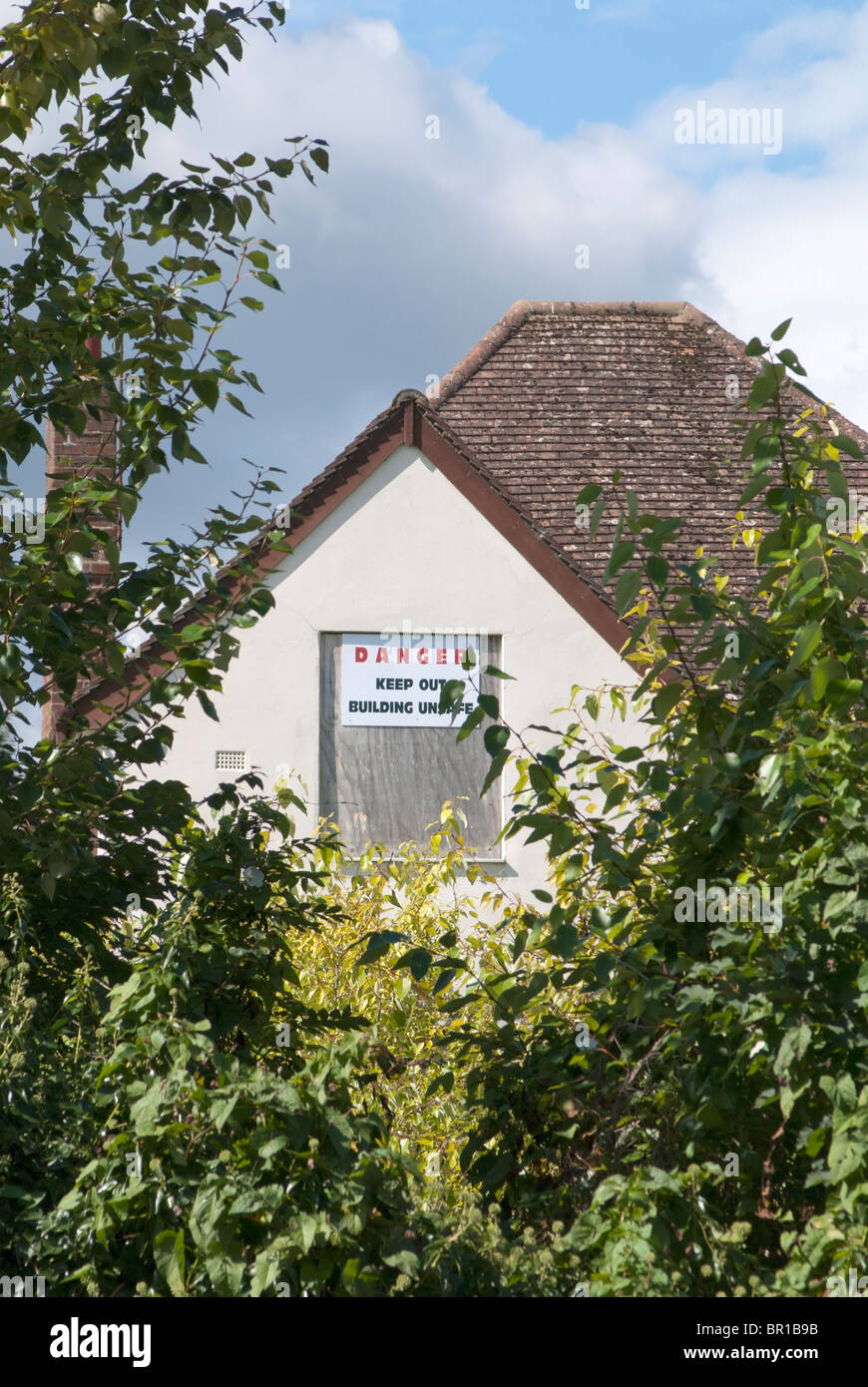 Abandoned disused house hi-res stock photography and images - Alamy