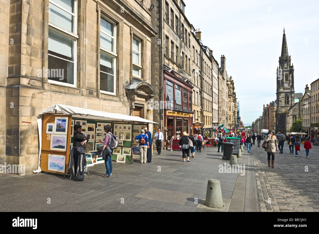 Outside selling and Cafe culture in the High Street Royal Mile of ...