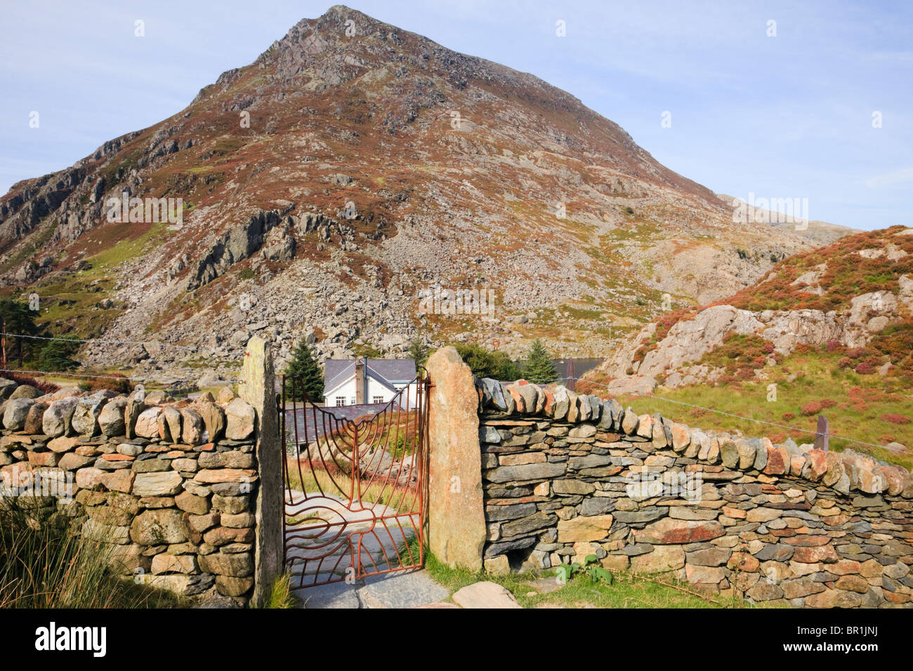 Ogwen Valley, Snowdonia, North Wales, UK. Footpath from Cwm Idwal with ...