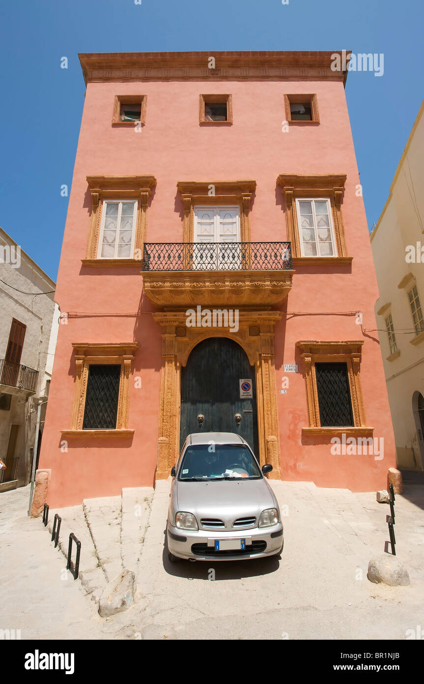 Very small palace hi-res stock photography and images - Alamy