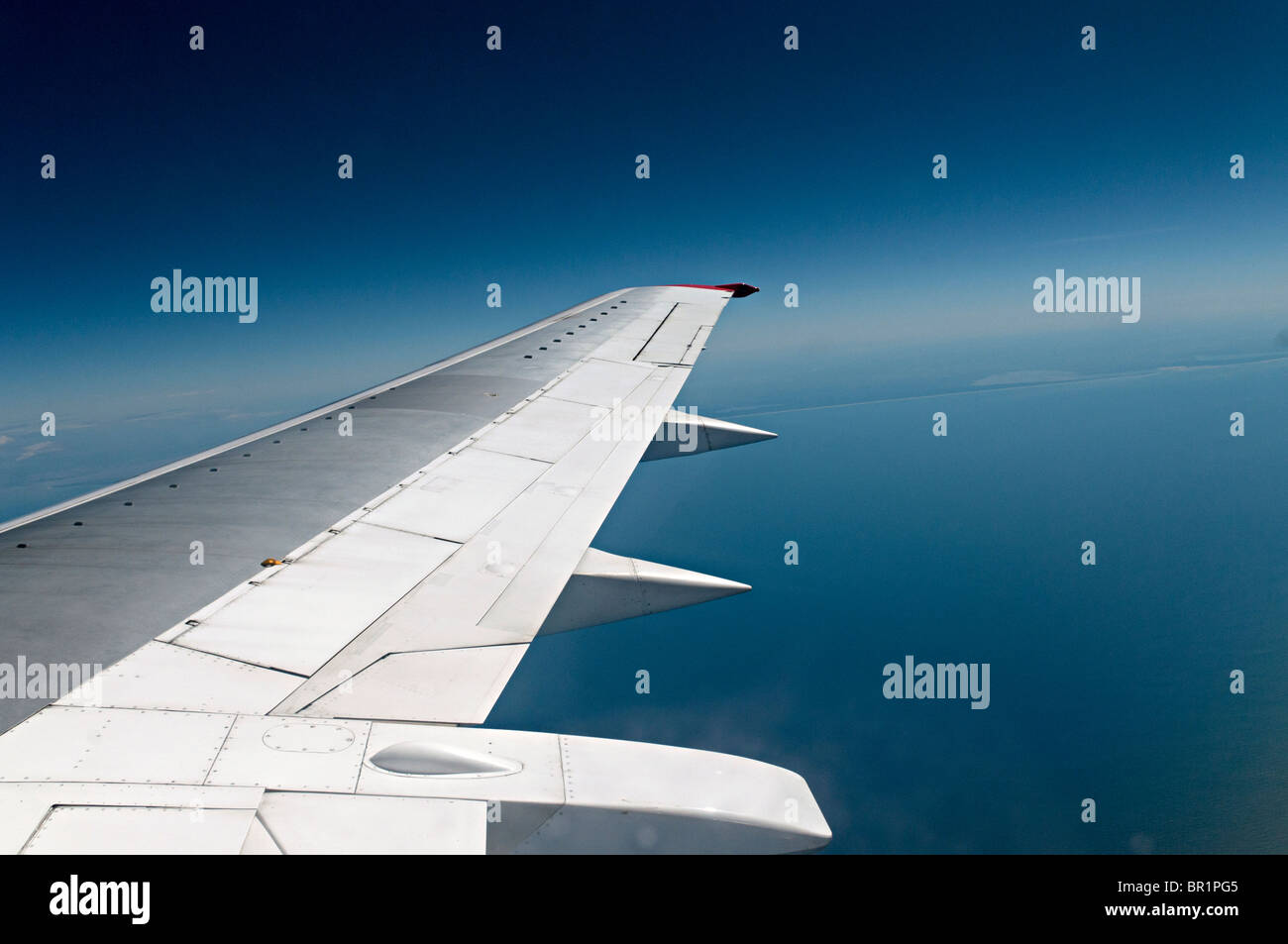 a Boeing 737 wing flying on a commercial airliner Stock Photo - Alamy