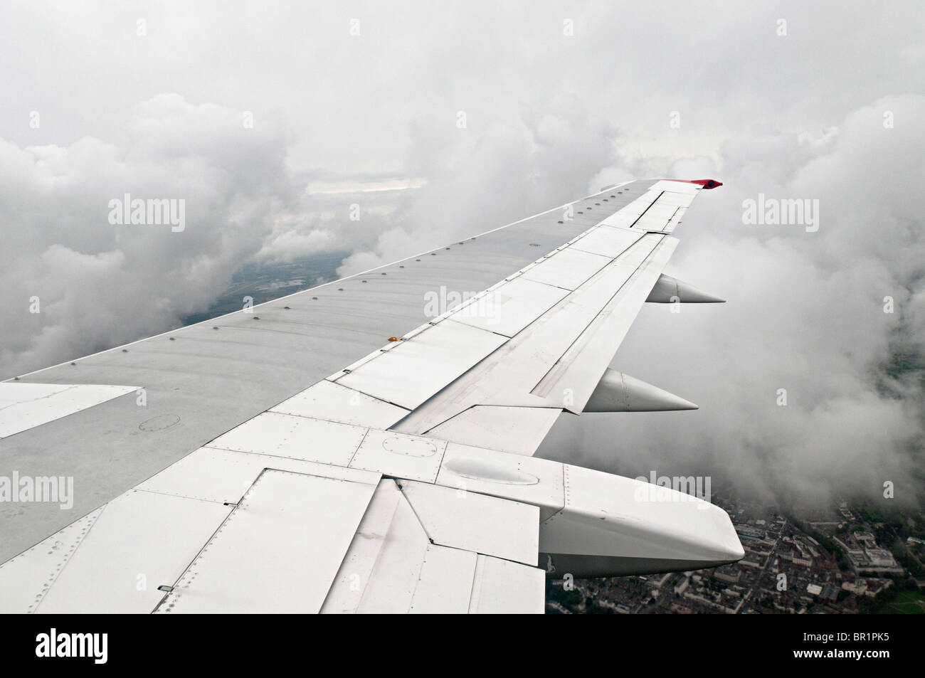 a Boeing 737 wing flying on a commercial airliner Stock Photo - Alamy