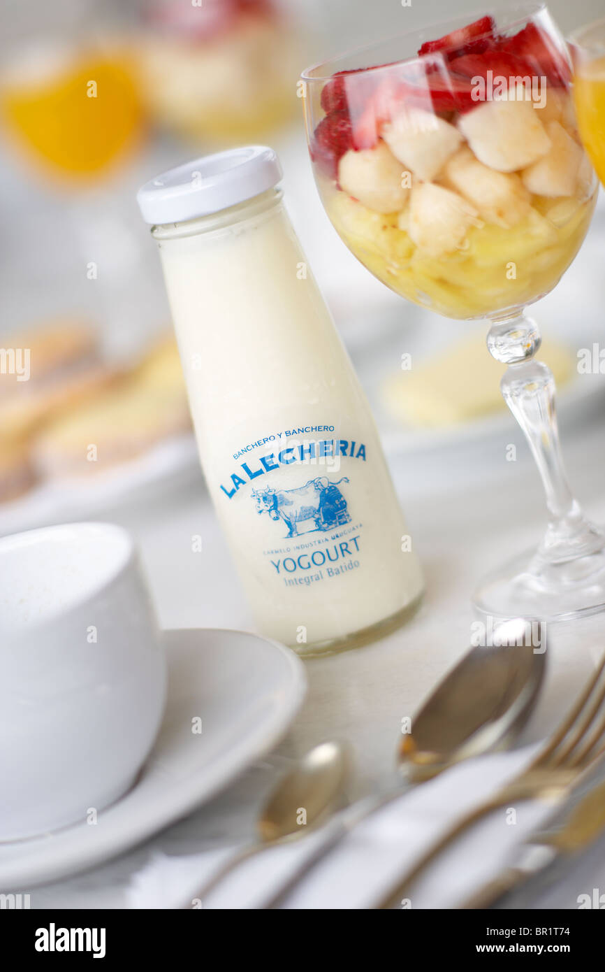 Fresh fruit and yogurt Stock Photo - Alamy