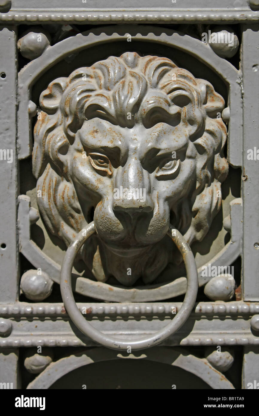 Cast iron lion hi-res stock photography and images - Alamy