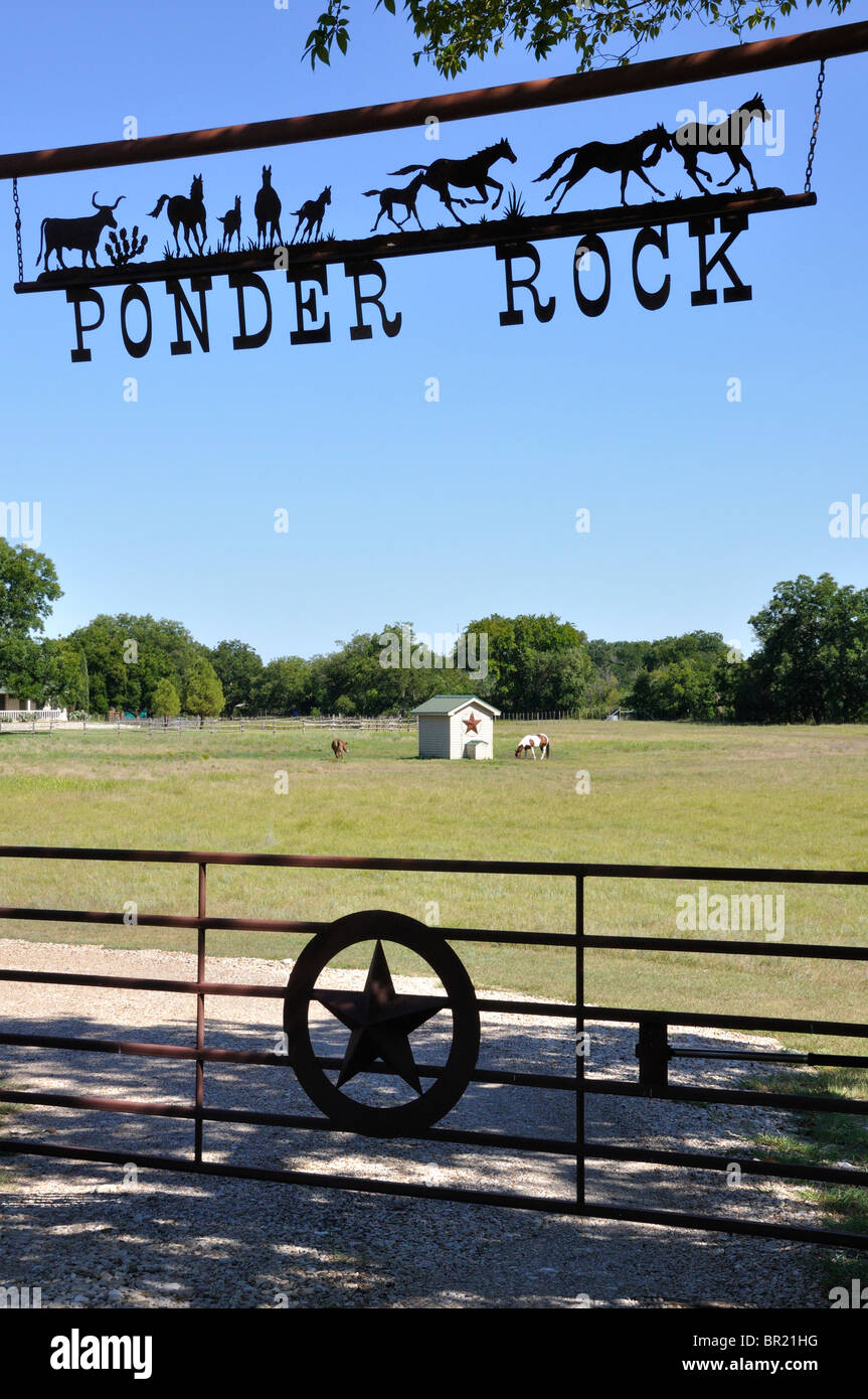 Texas ranch gate, USA Stock Photo - Alamy