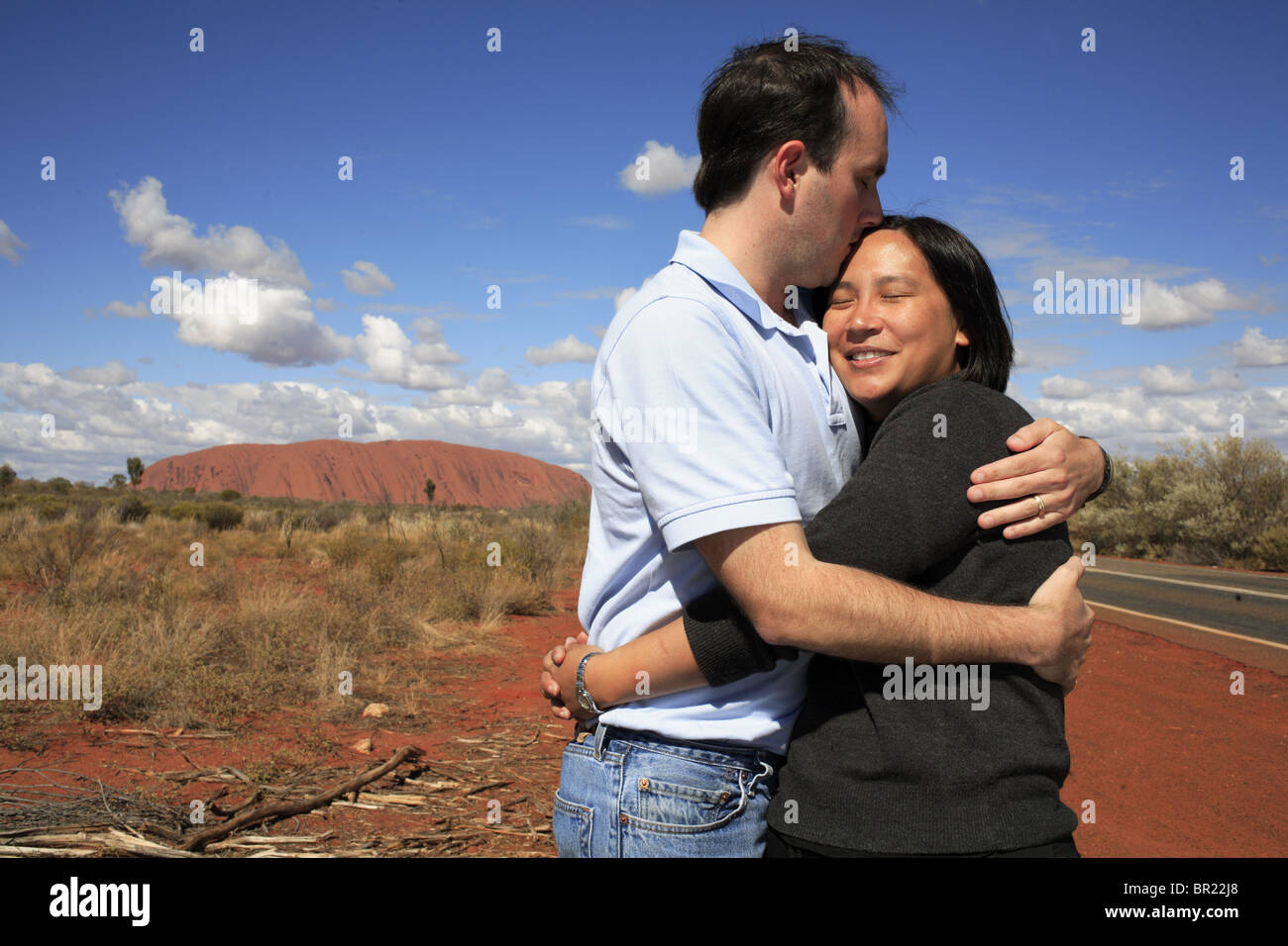 A couple hugs at Uluru (Ayres Rock), Australia Stock Photo - Alamy