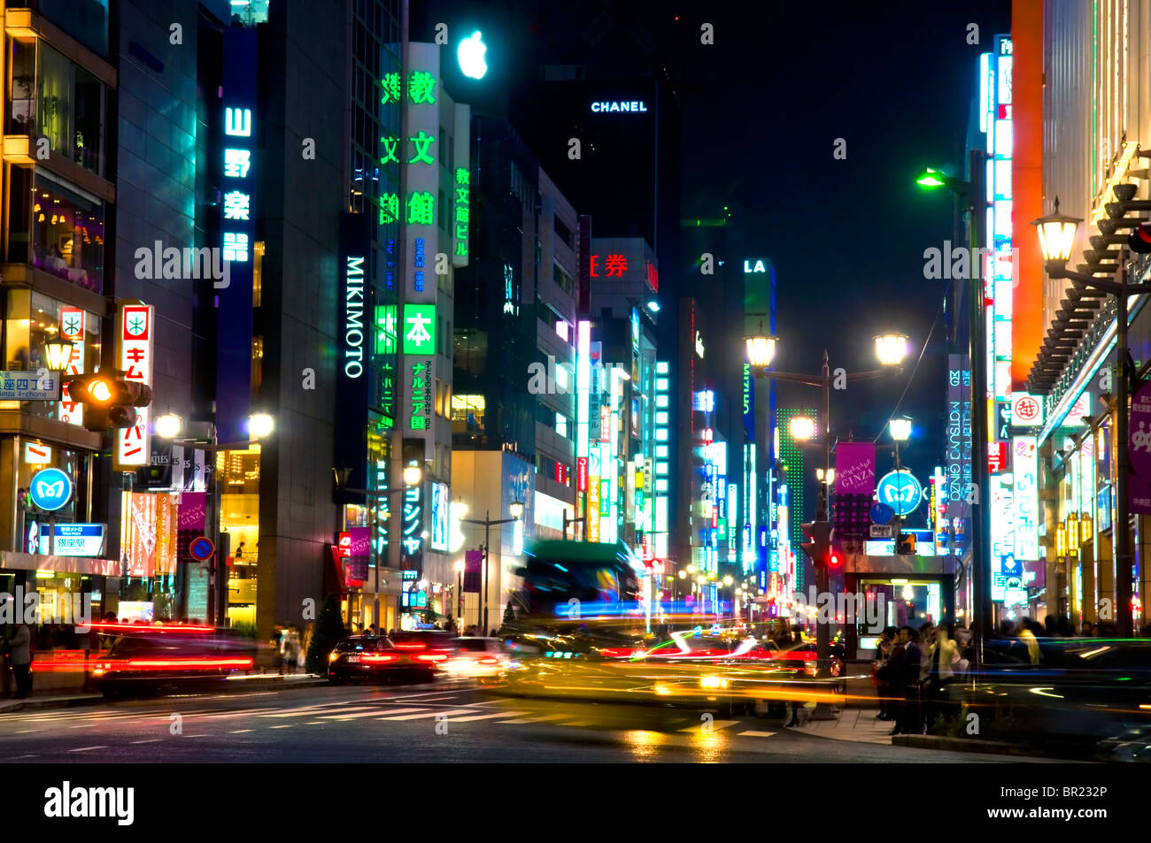 Busy Tokyo night scene Stock Photo - Alamy