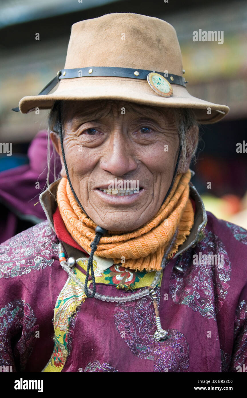 Tibetan men traditional dress hi-res stock photography and images - Alamy