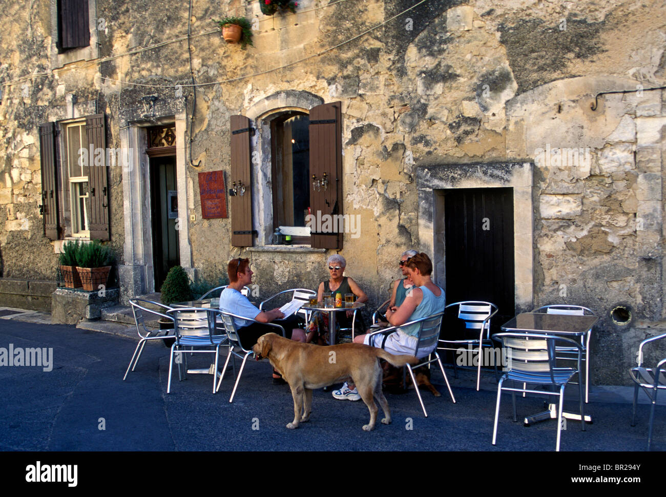 Talking sitting outdoor café france café hi-res stock photography and ...