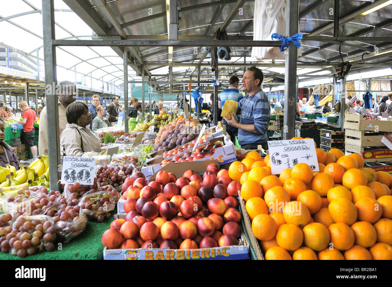 Birmingham's outdoor Bull Ring market Stock Photo - Alamy