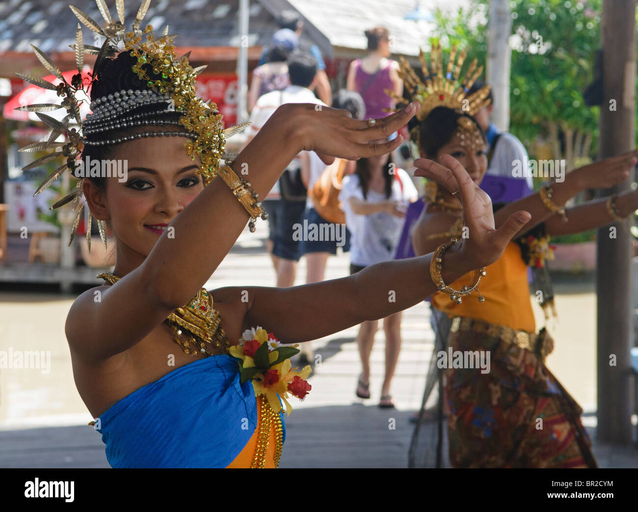 traditional Thai dancer at Pattaya Floating Market in Thailand Stock ...