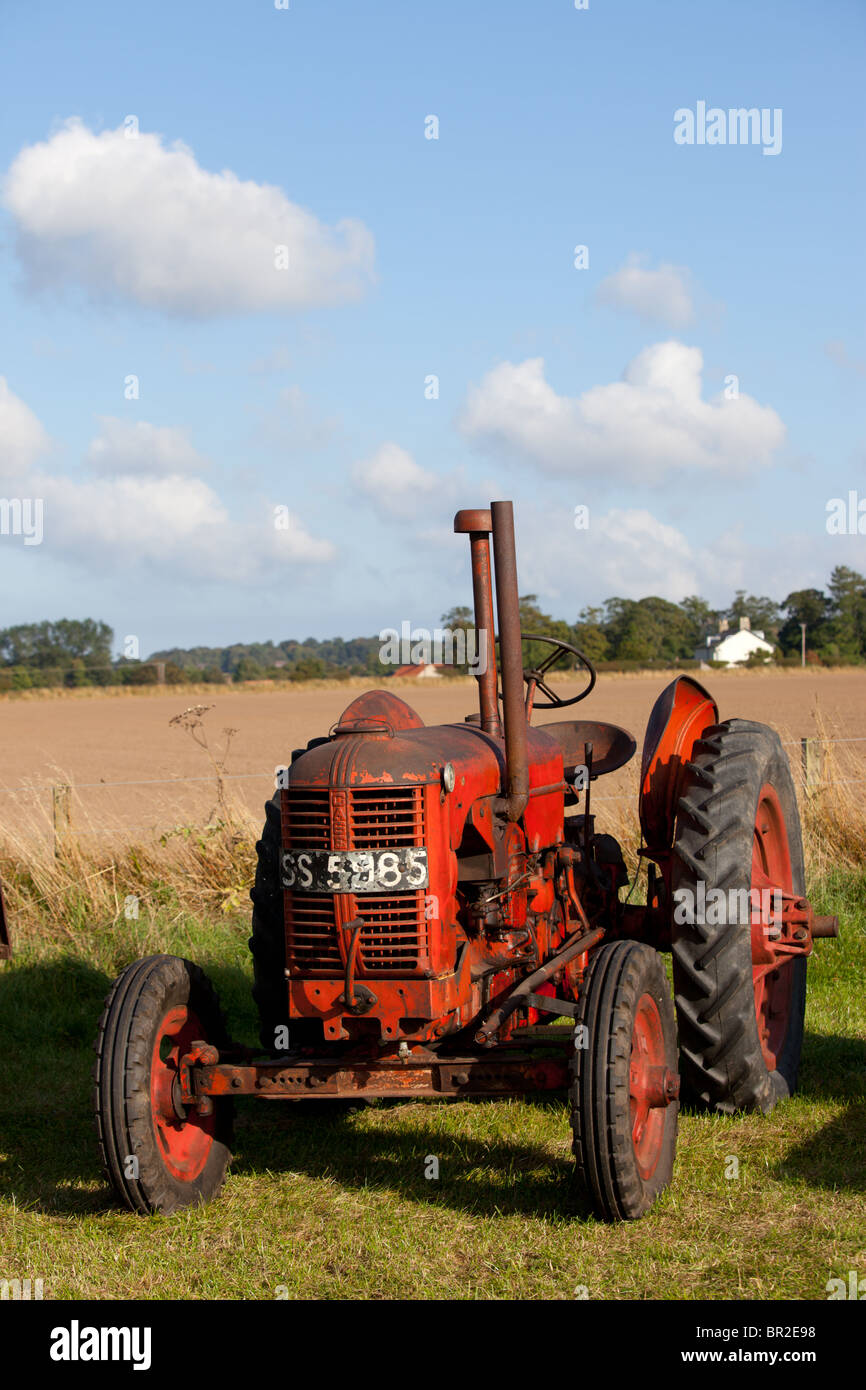 Vintage tractor in a field Stock Photo - Alamy