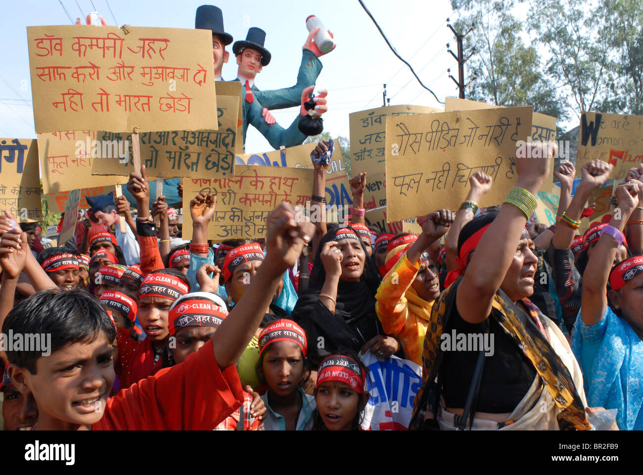 Protesters take to the streets of Bhopa Stock Photo - Alamy