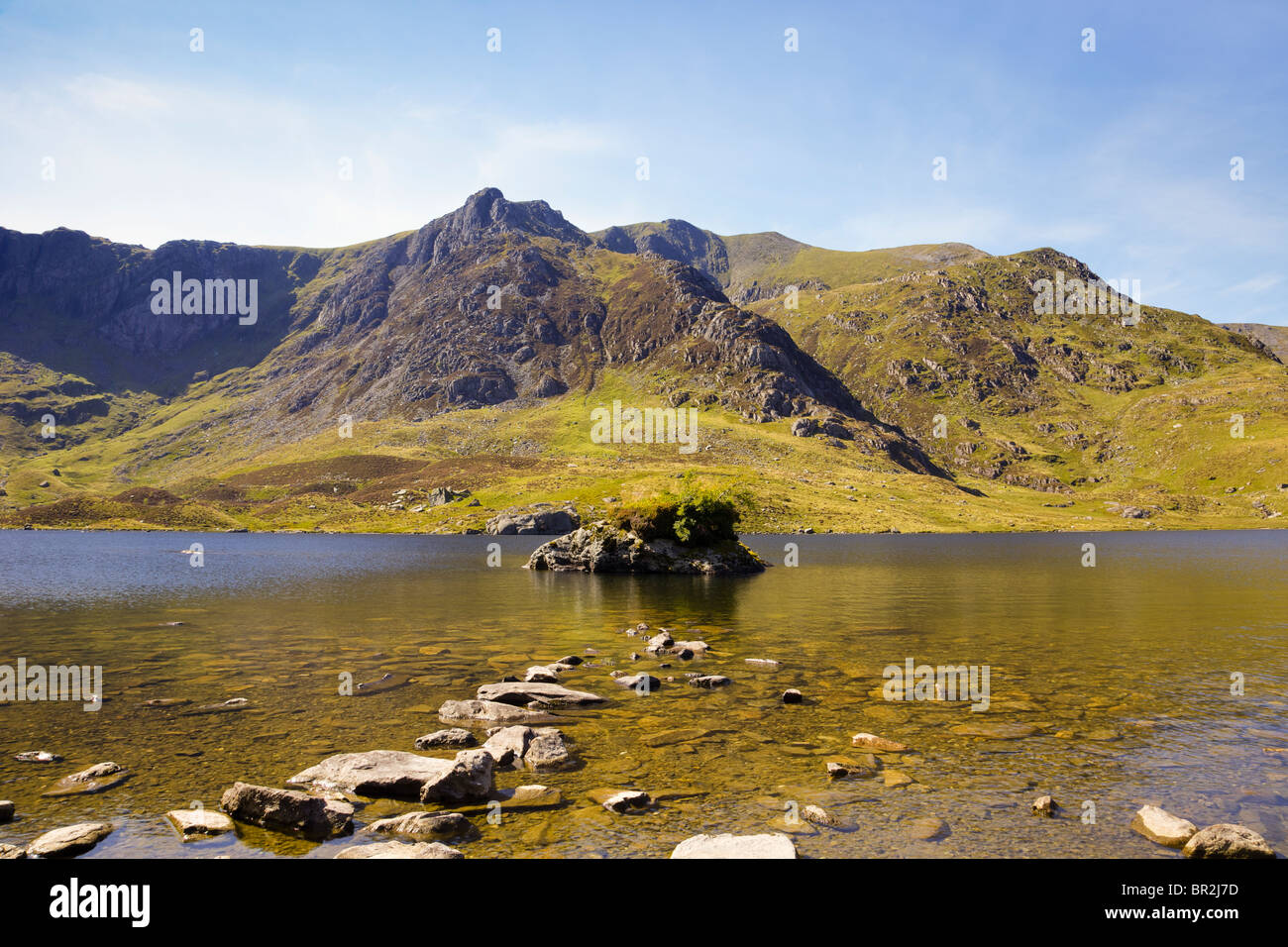 View across Llyn Idwal lake to Devil's Kitchen and Y Garn mountain in ...