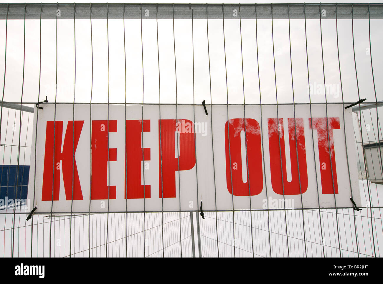 KEEP OUT sign on a wire mesh fence Stock Photo - Alamy