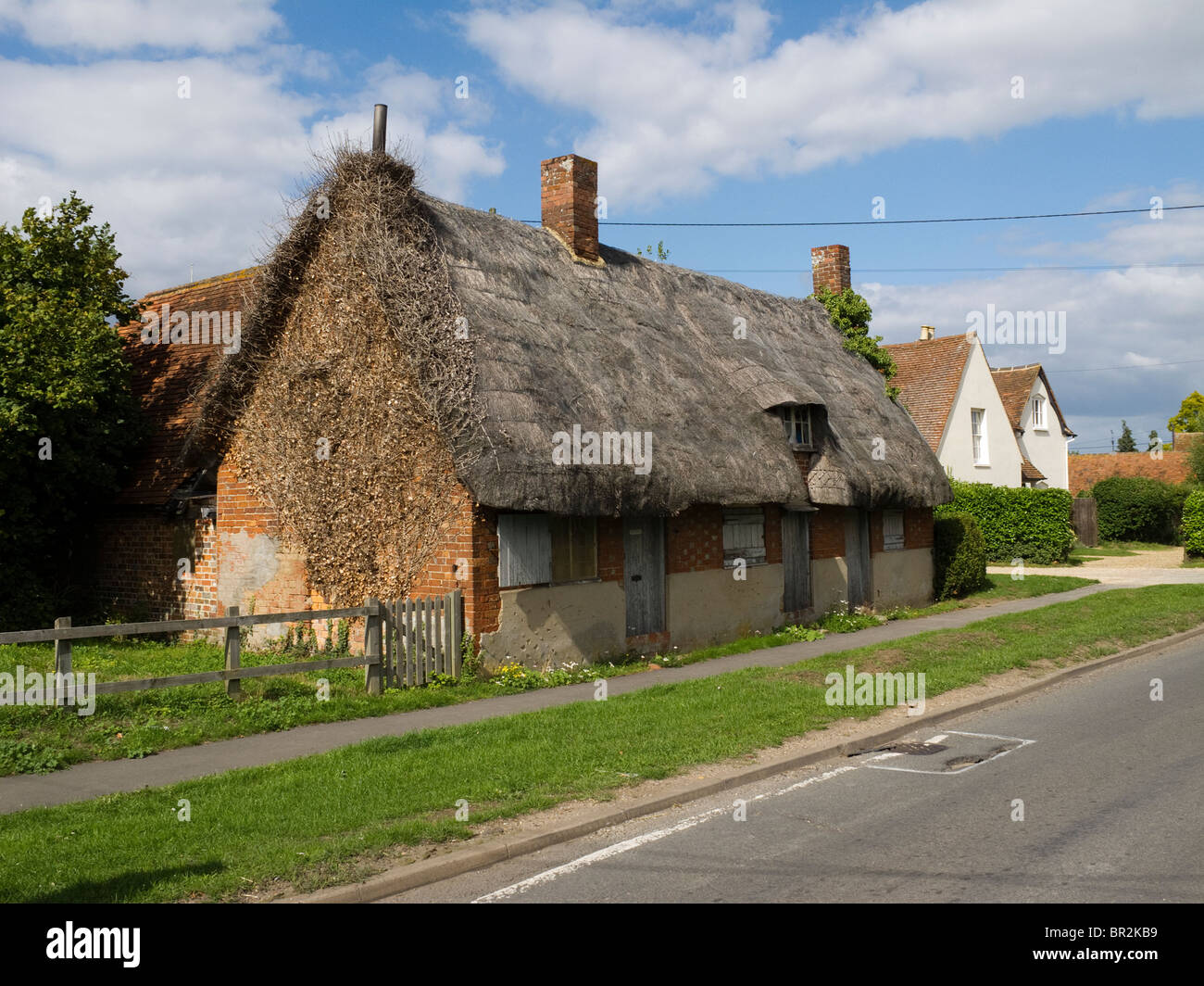 Long thatched cottage hi-res stock photography and images - Alamy