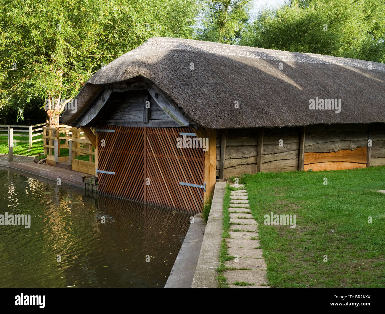 Thatched Boathouse on the River Thames near Shillingford Bridge-1 Stock ...
