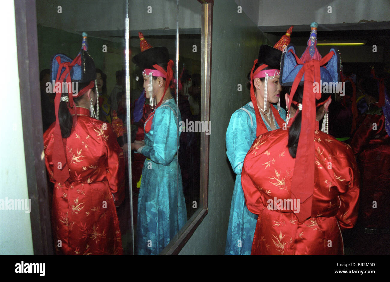 Theater Arvaikheer Mongolia mongolie Mongolie traditional dress native ...