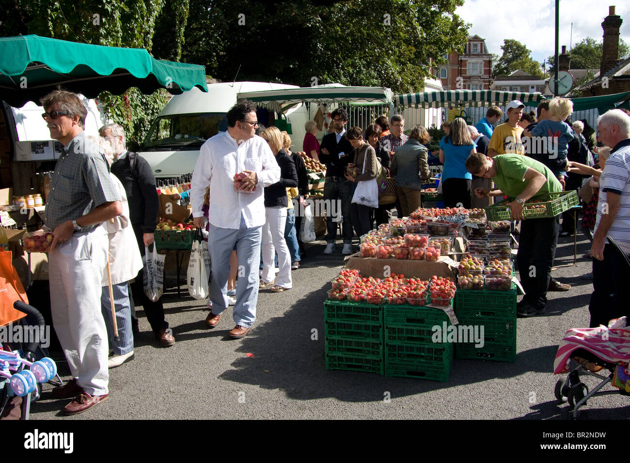 Market traders shoppers hi-res stock photography and images - Alamy