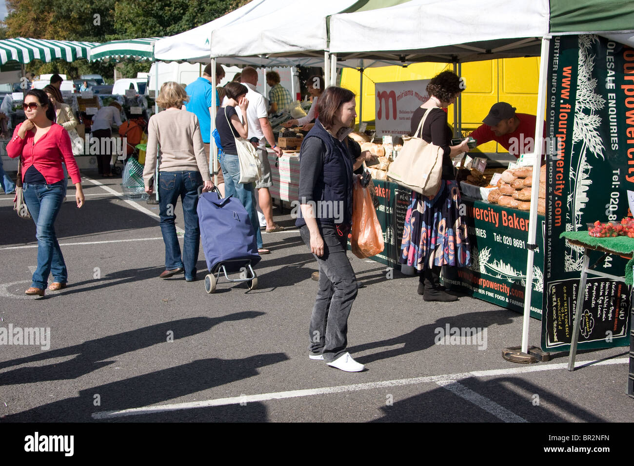 Market traders shoppers hi-res stock photography and images - Alamy