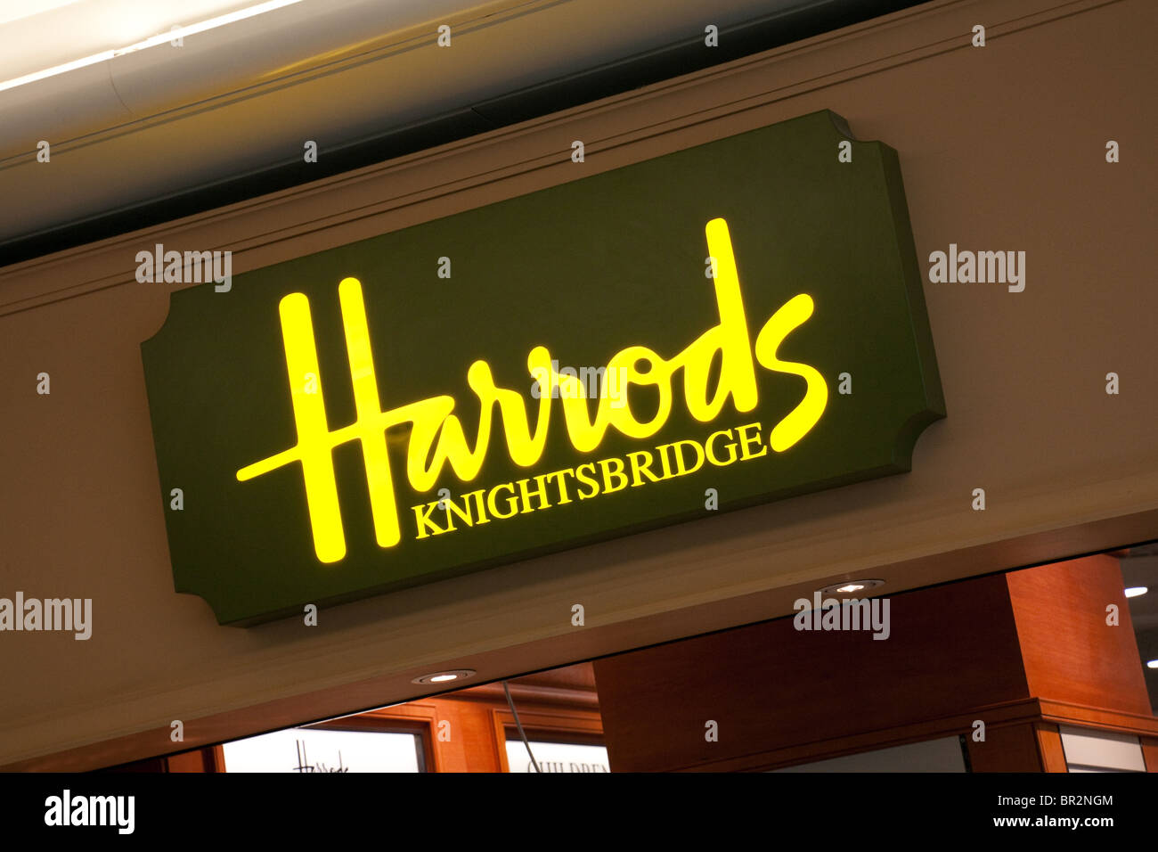 Harrods sign hi-res stock photography and images - Alamy