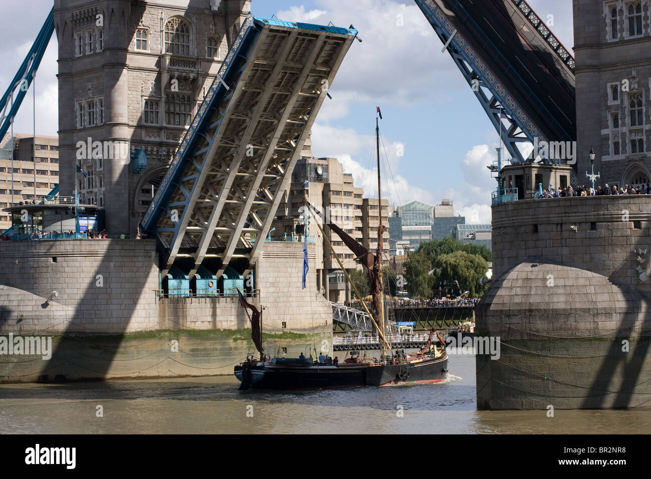 raising of Tower bridge sailing ship tall mast Stock Photo - Alamy