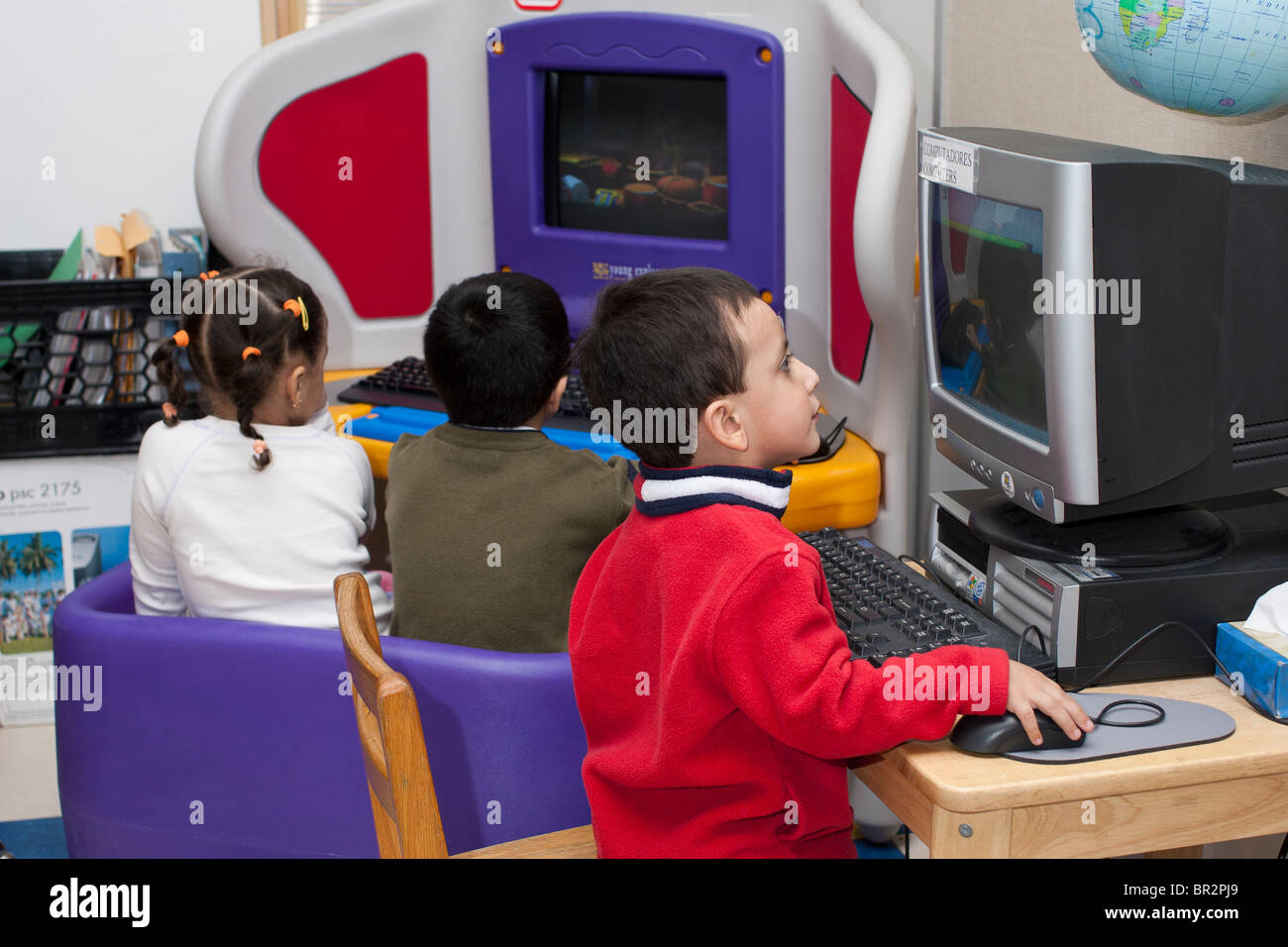 Kids computers in classroom hi-res stock photography and images - Alamy