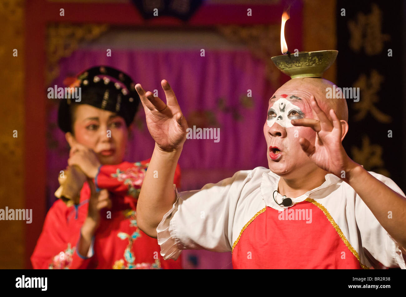 Actor balances oil lamp in Sichuan Opera at Shufenyayuan Tea House ...