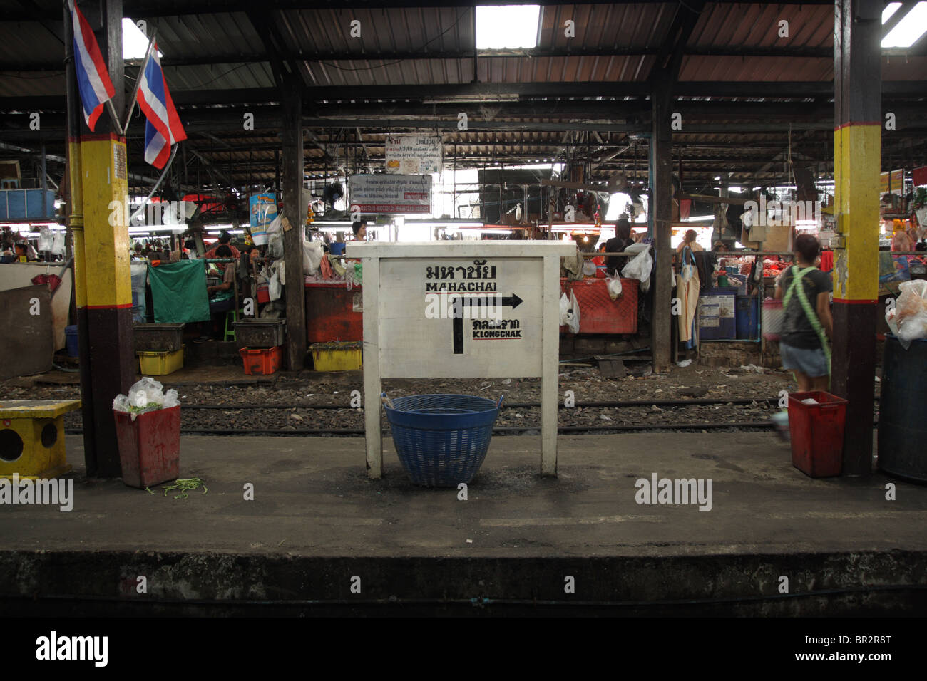Mahachai Train station Stock Photo - Alamy