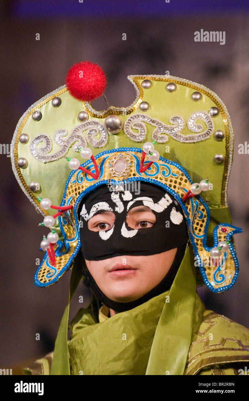 Face-changing actor performs in Sichuan Opera at Shufenyayuan Tea House ...