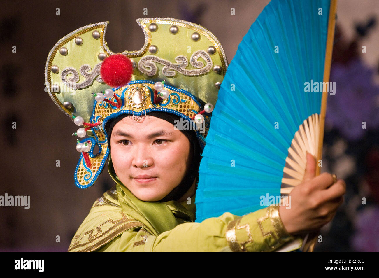 Face-changing actor performs in Sichuan Opera at Shufenyayuan Tea House ...