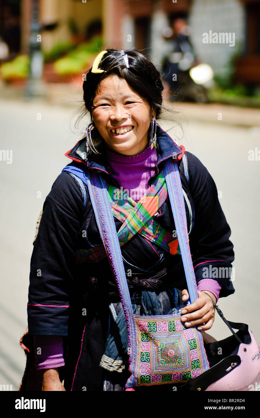 Vietnamese old black hmong woman in Sapa, Vietnam Stock Photo - Alamy