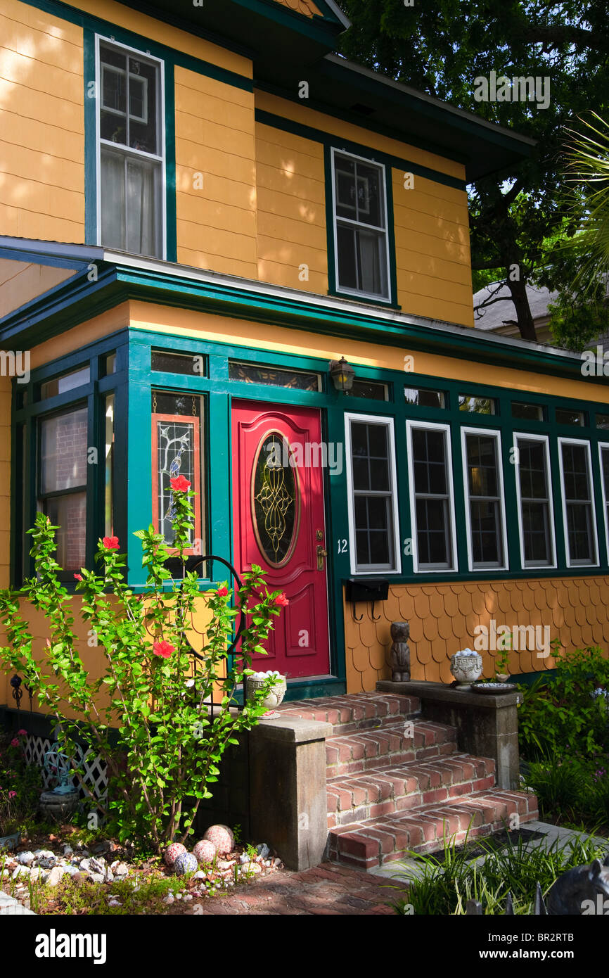 Colorful house exterior hi-res stock photography and images - Alamy