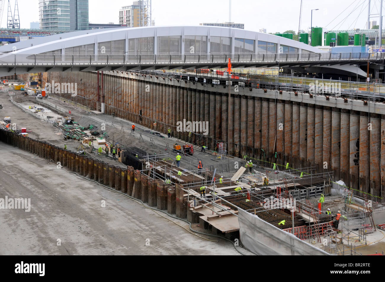 Elizabeth line bridge canary wharf hi-res stock photography and images ...