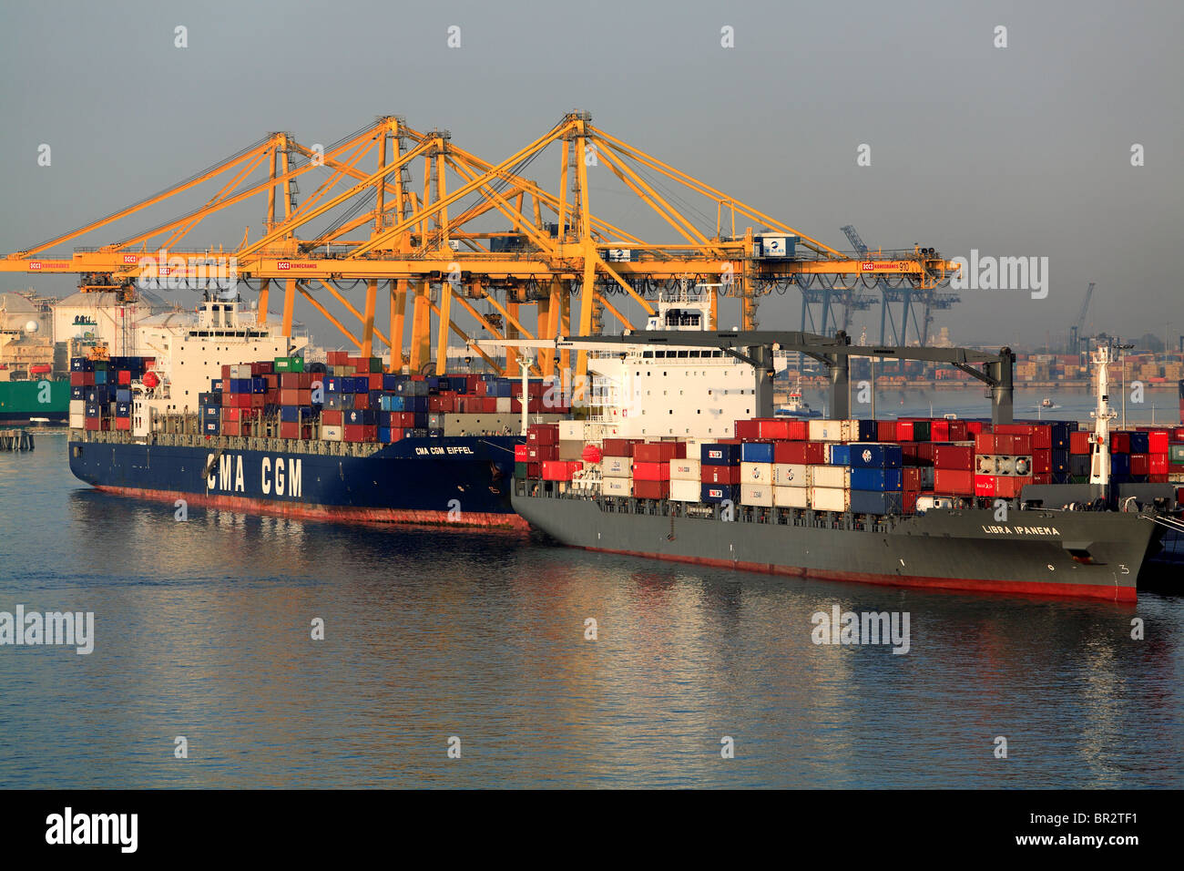 Container ship operations hi-res stock photography and images - Alamy